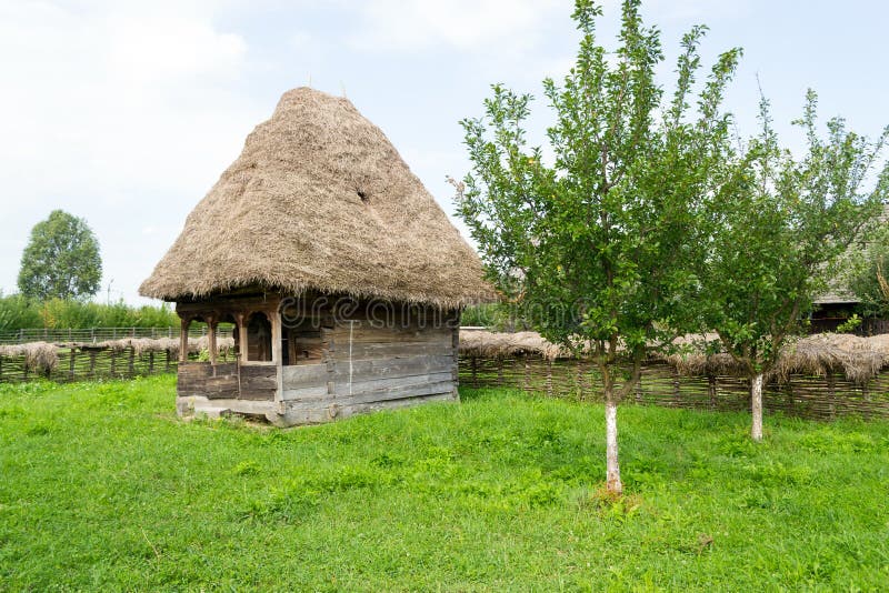Casa tradicional rumana foto de archivo. Imagen de granja - 126167646