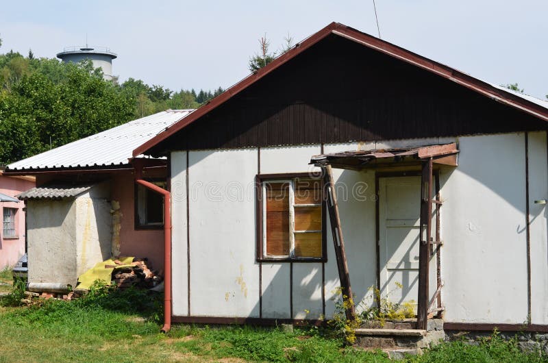 Casa fea vieja imagen de archivo. Imagen de puerta, blanco - 19419865