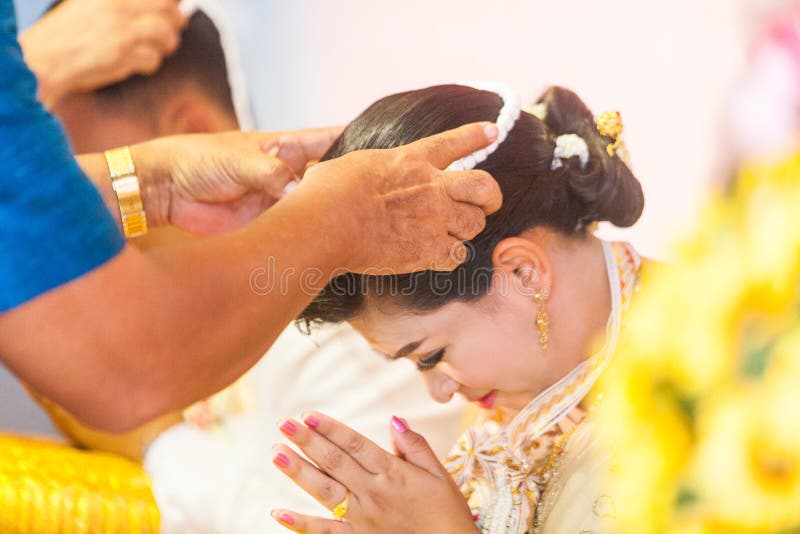 Monges Que Abençoam a Cerimônia De Casamento Budista Em Cambodia Foto ...