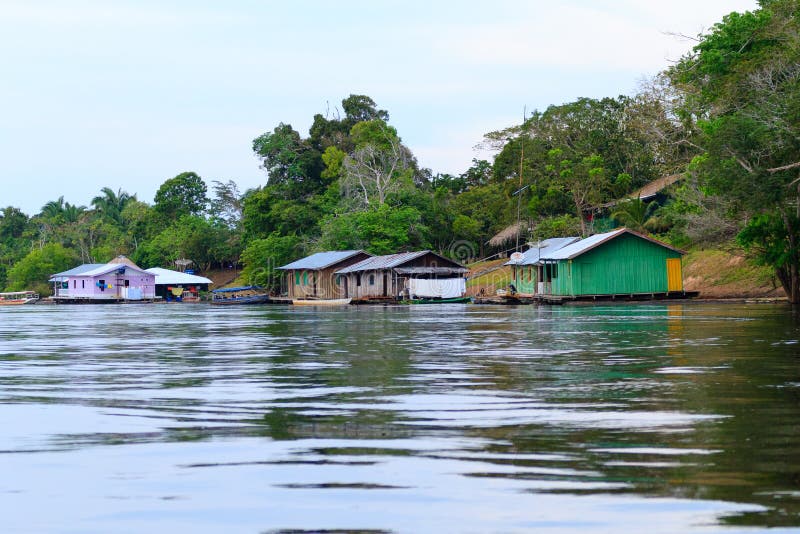 Casas Ao Longo Do Rio De Amazonas Panorama Brasileiro Imagem de Stock ...