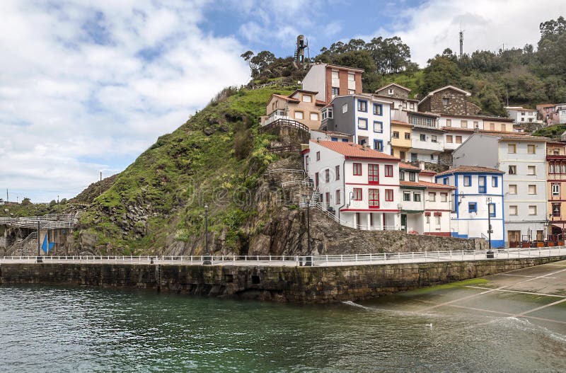 Casas Cerca Del Mar En Cudillero Imagen de archivo - Imagen de vida ...