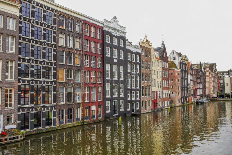 Casas de Amsterdam imagen de archivo. Imagen de vendimia - 28937449