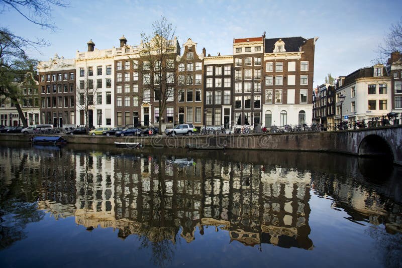 Casas De Amsterdam En Un Canal Foto de archivo - Imagen de azotea ...