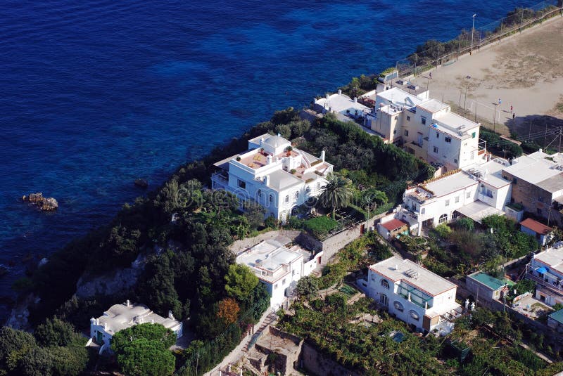 Casas de ciudad de Capri imagen de archivo. Imagen de italia - 9503321