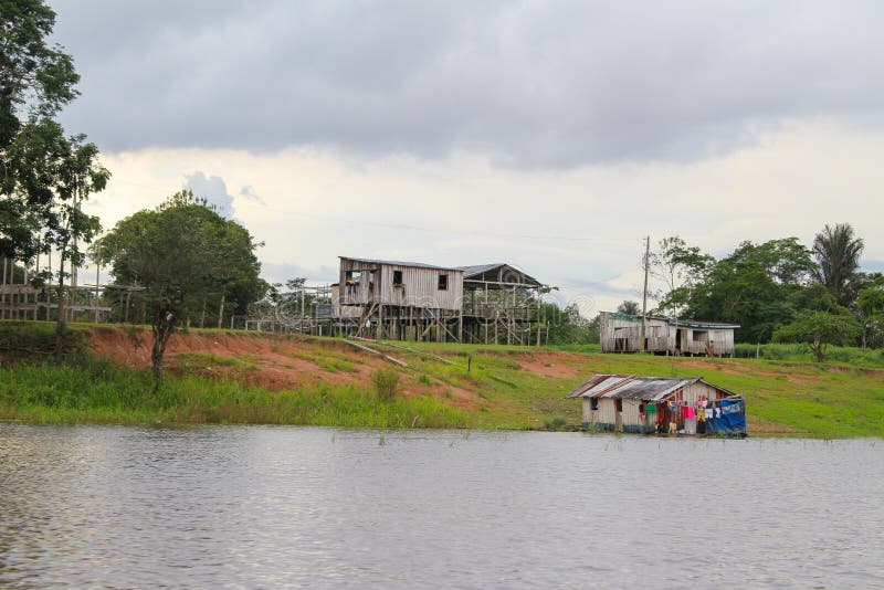 Casas Do Rio Amazonas Em Pernas De Pau Em Amazonas, Brasil Foto de ...
