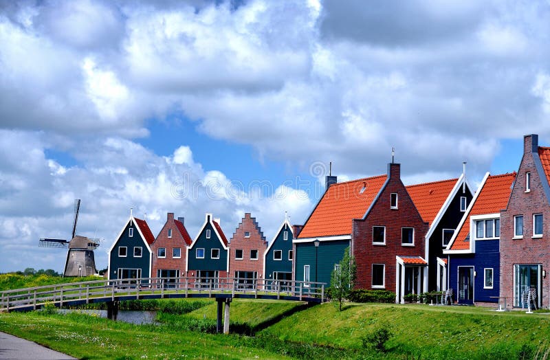 Casas E Ponte No Parque Marítimo De Volendam, Holanda Foto de Stock ...
