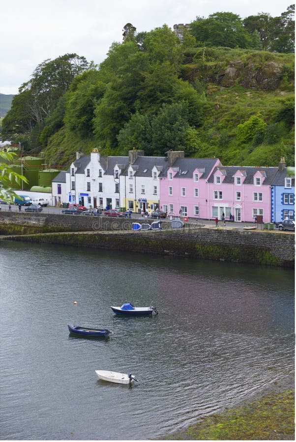 Casas em Portree foto de stock. Imagem de nave, skye, residencial - 2864510