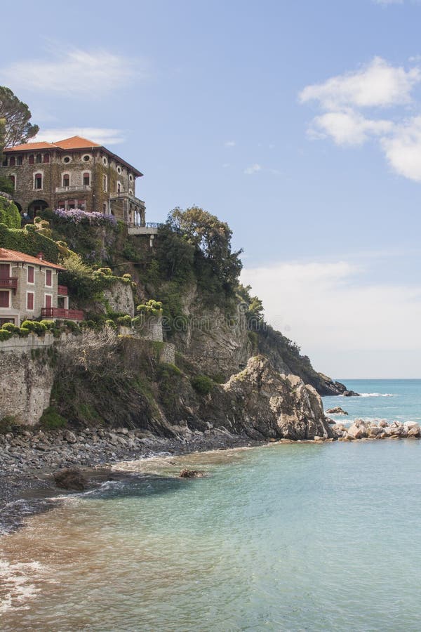 Casas en las rocas imagen de archivo. Imagen de rocas - 30686325