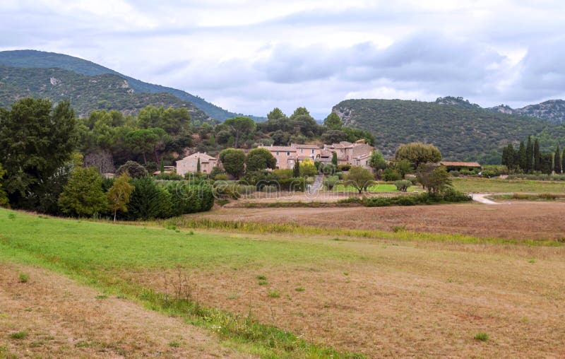 Casas en un pueblo rural imagen de archivo. Imagen de viaje - 47566495