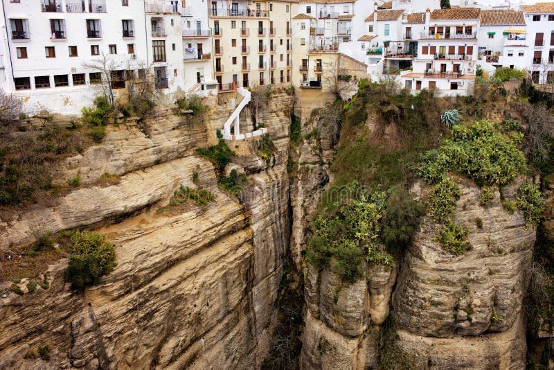 Casas en una roca en Ronda foto de archivo. Imagen de residencial ...