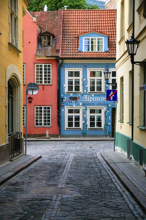 Casas Pintadas Tradicionais Na Cidade Velha De Riga Foto de Stock ...