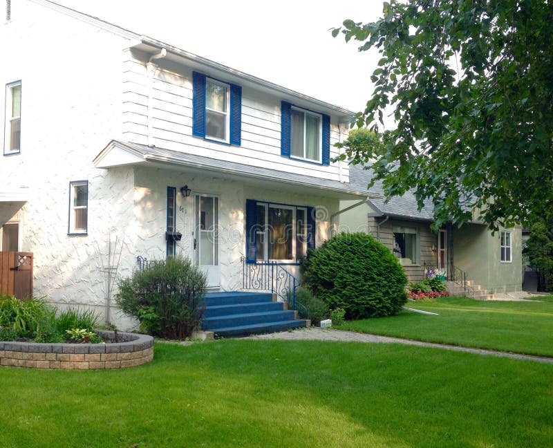 Casas privadas foto editorial. Imagen de exterior, ventana - 58709211