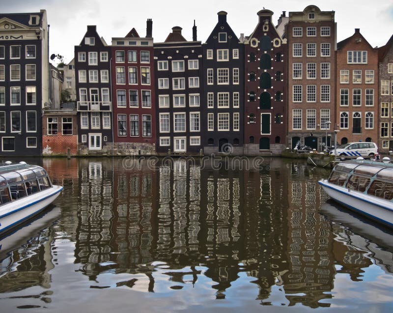 Las Famosas Casas Bailarinas De Amsterdam Con Reflexión En Imagen ...