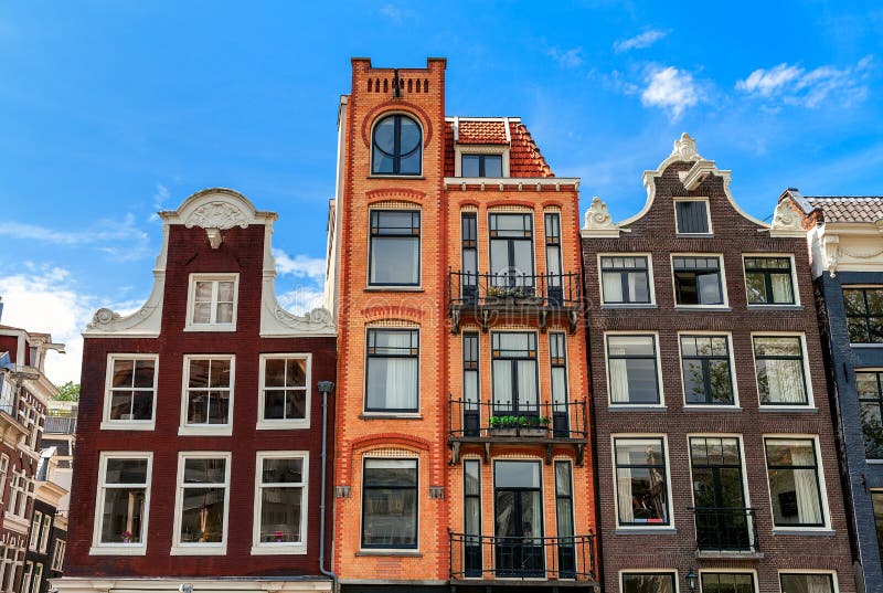Casas típicas de Amsterdam imagen de archivo. Imagen de turista - 89769749