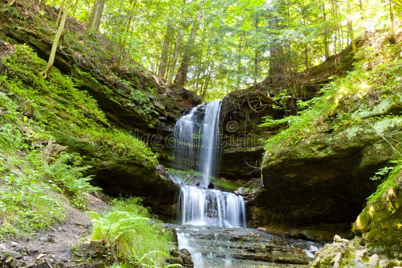 Cascada De Varsag, Condado De Harghita, Rumania Foto de archivo ...