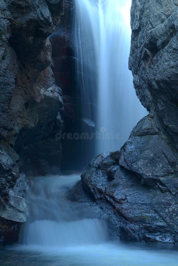 Cascada azul clara imagen de archivo. Imagen de azul - 21672617