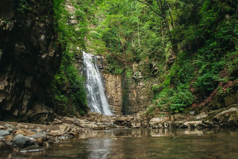 Cascada Con Lago Entre Rocas Y Bosques Imagen de archivo - Imagen de ...