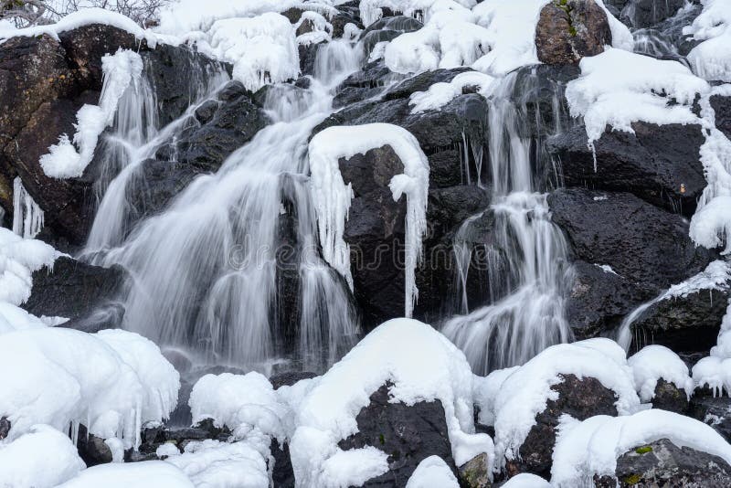 Cascada Congelada En Invierno, Paisaje De Lofoten Noruega Foto de ... Cascada Congelada En Invierno, Paisaje De Lofoten Noruega Foto de ...