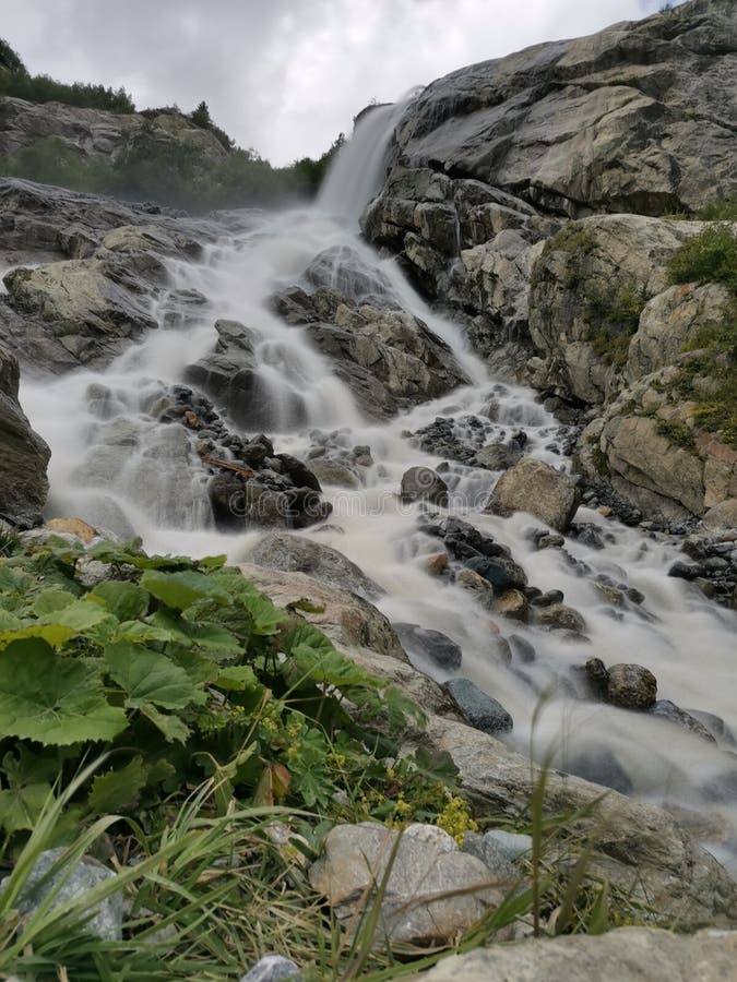 Cascada de alibek foto de archivo. Imagen de rusia, cubo - 232694370