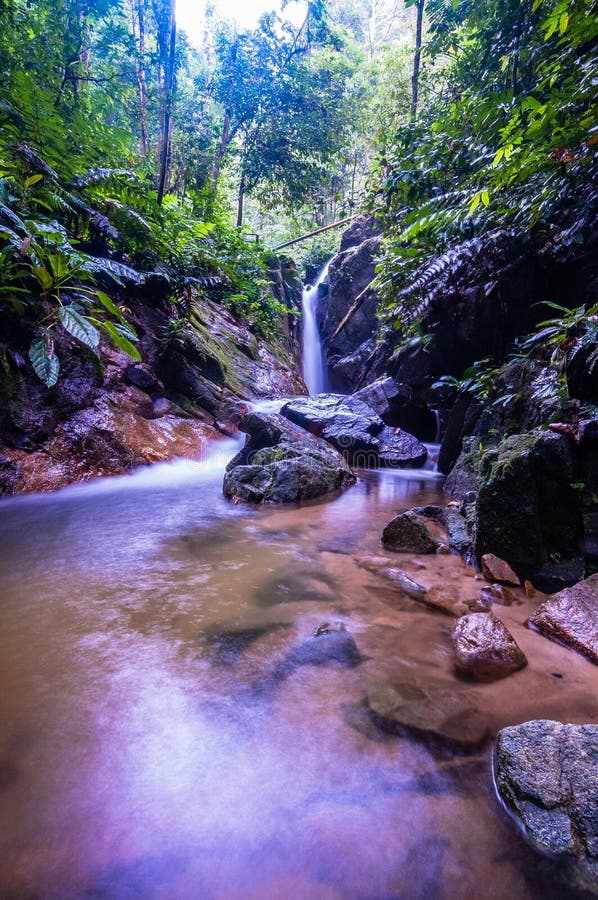 Cascada del Sg Kanching imagen de archivo. Imagen de situado - 84263755