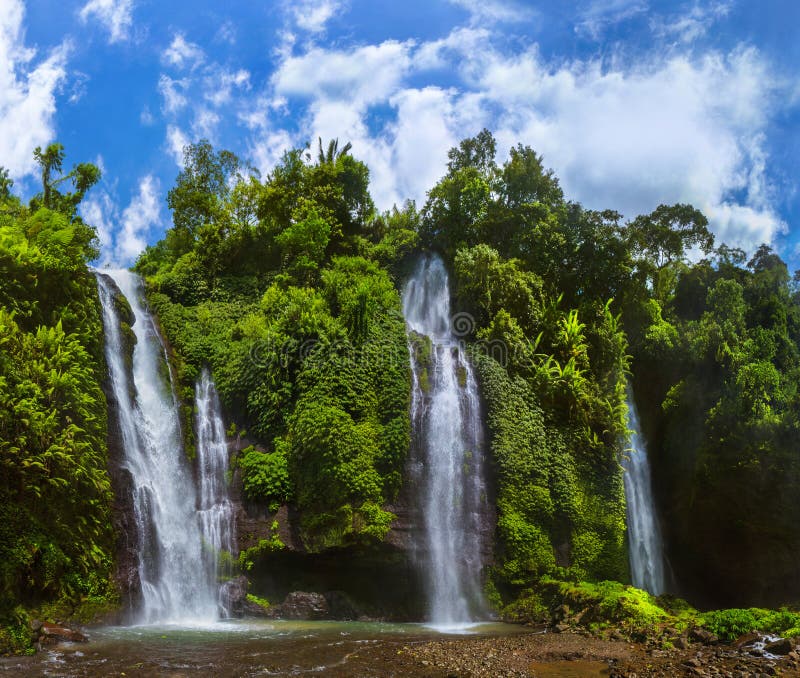Panorama De Las Cascadas En Bali, Indonesia De Sekumpul Foto de archivo ...