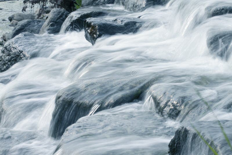Cascada Del Agua En Una Roca Foto de archivo - Imagen de piedra ...