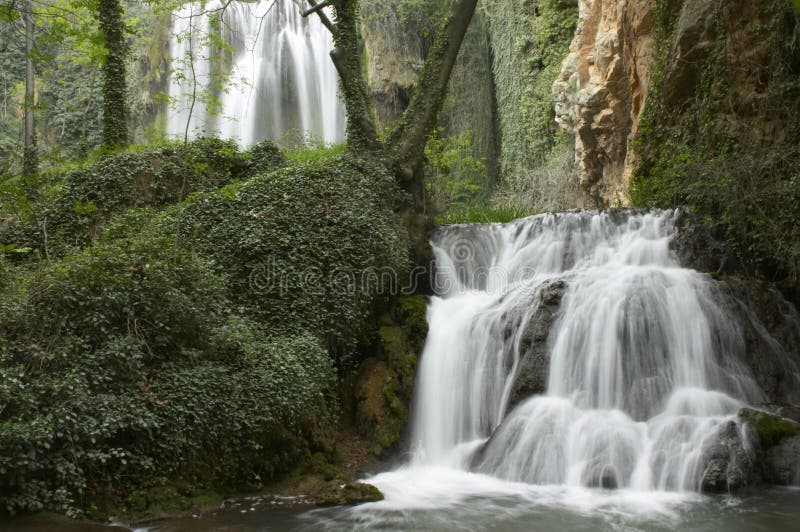 Cascada dos foto de archivo. Imagen de extracto, bosque - 730876