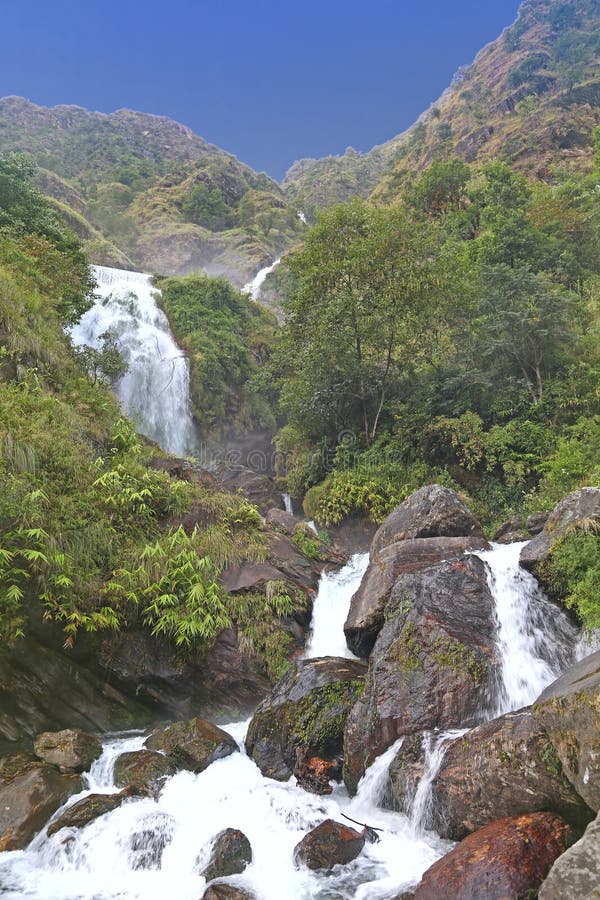 Cascada en Himalaya foto de archivo. Imagen de belleza - 59603580