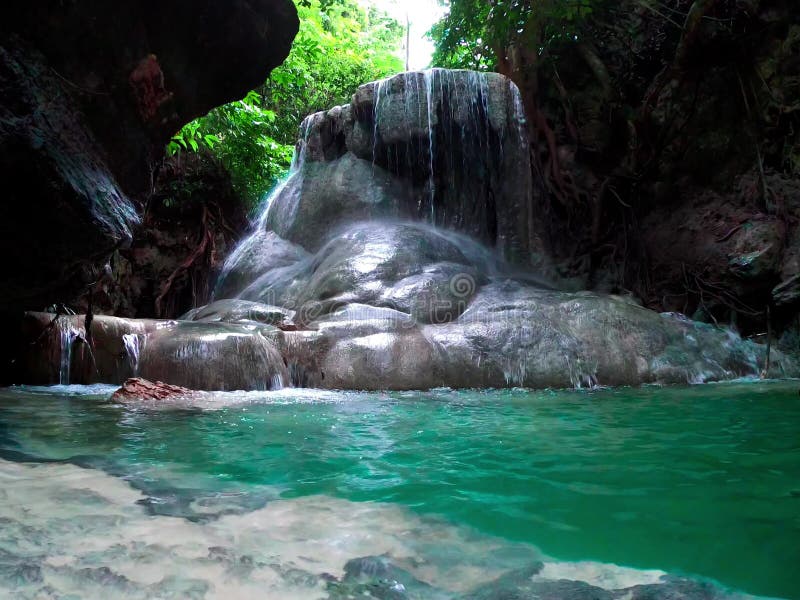 Cascada En La Selva Filipina En La Isla De Bohol Almacen De Video ...