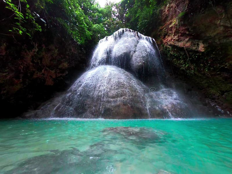 Cascada En La Selva Filipina En La Isla De Bohol Almacen De Video ...