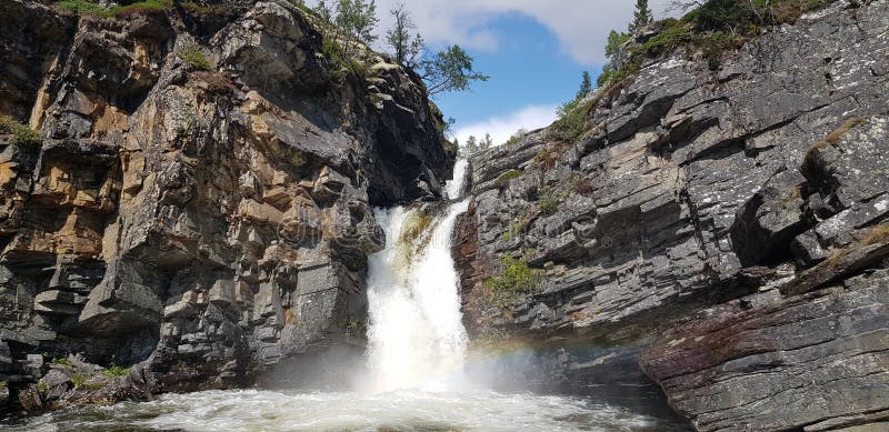 Cascada rocosa en Noruega imagen de archivo. Imagen de cielo - 156738211