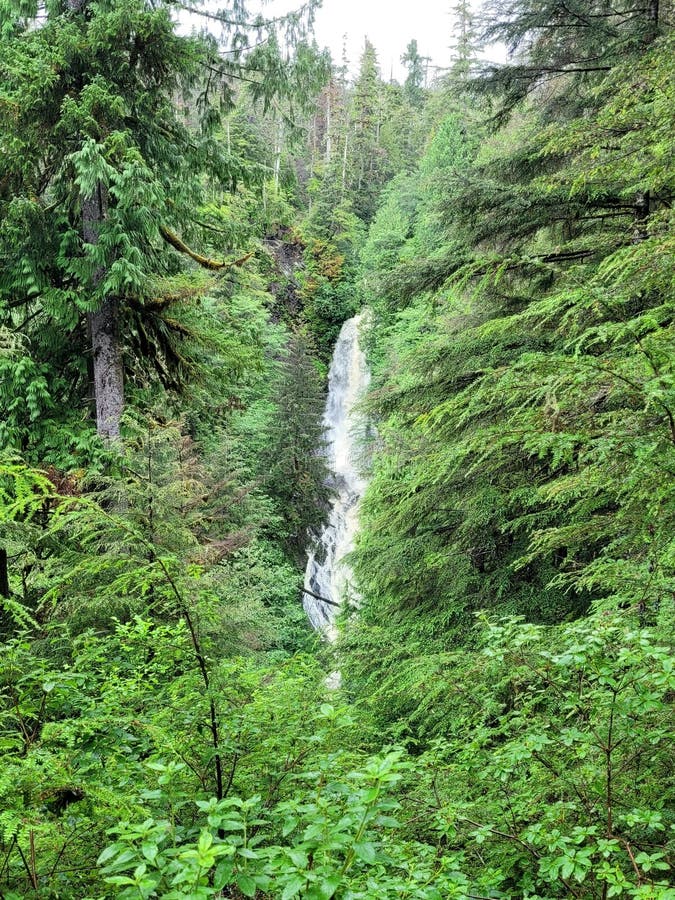 Cascadas De Arco Iris Alaska Foto de archivo - Imagen de cubo, yermo ...