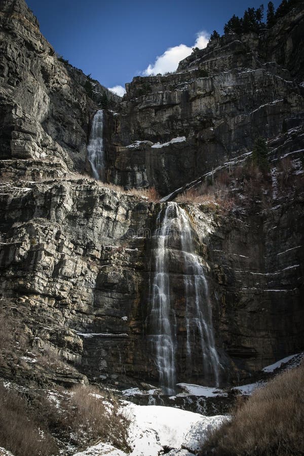 Cascadas Dobles En Invierno Imagen de archivo - Imagen de cubo ...