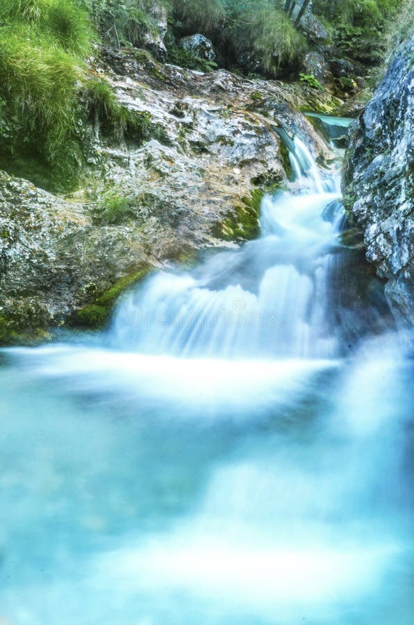Fond Abstrait De Texture De Mur De Cascade Cascade Sur Le Fond De Mur ...