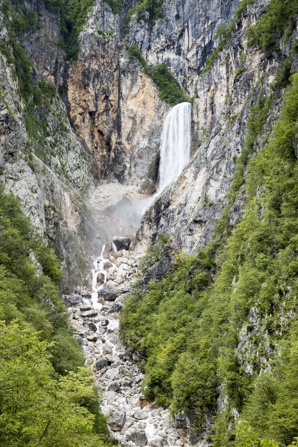 Cascade à écriture Ligne Par Ligne De Boka Près De Bovec Dans Les Alpes ...