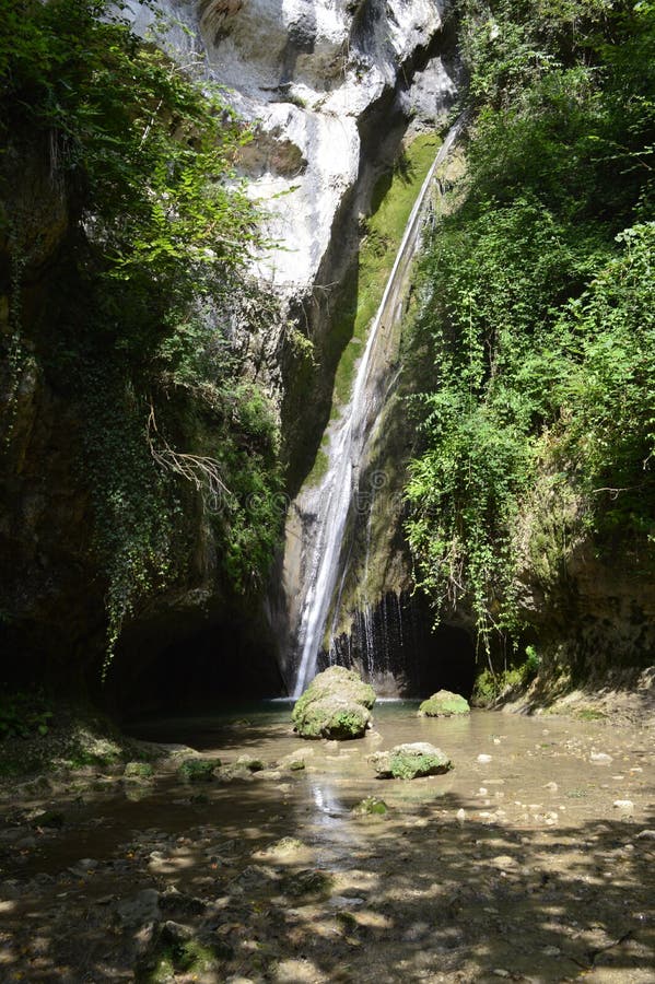 Cascade De Montagne Avec Des Paysages De Mousse Photo stock - Image du ...