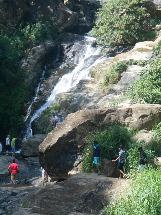 Cascade De Rawana Dans Sri Lanka Image éditorial - Image du flux ...