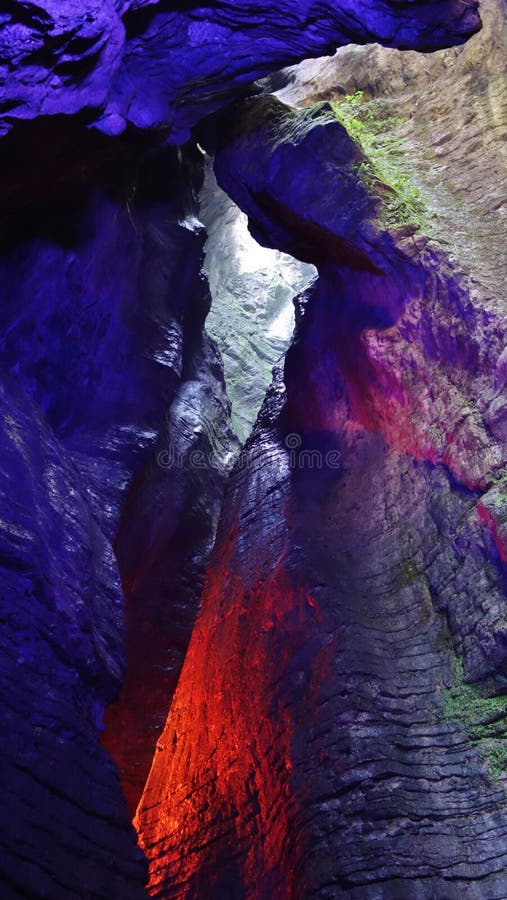 Vue Sur Le Lac De Garde Varone Cascade De La Gorge De L'alto Adige ...