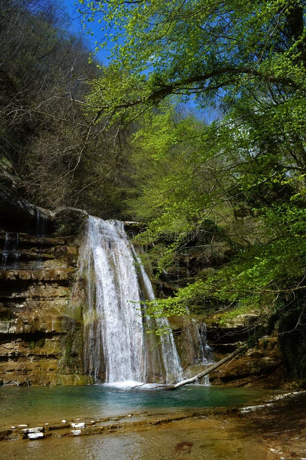 Cascata immagine stock. Immagine di sole, cascata, paesaggio - 30684185