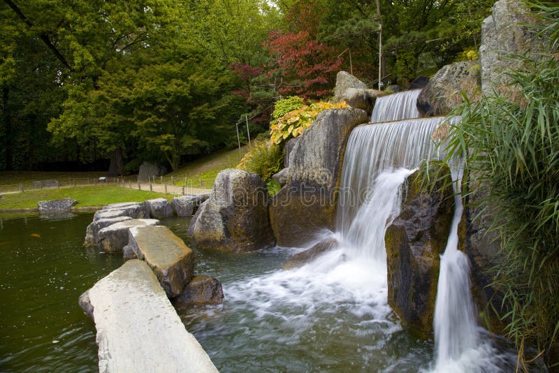Cascata Della Cascata in Giardino Giapponese Fotografia Stock ...