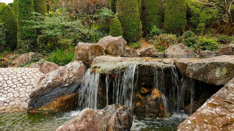 Cascata in Un Giardino Di Zen Stock Footage - Video di asiatico, flusso ...