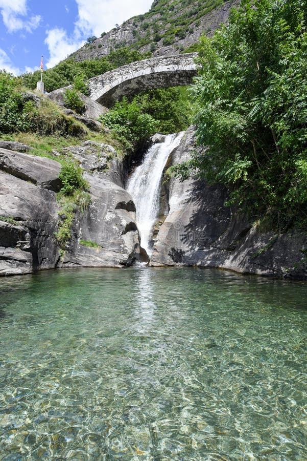 Cascate Di Santa Petronilla Con Il Ponte Romano in Biasca Fotografia ...