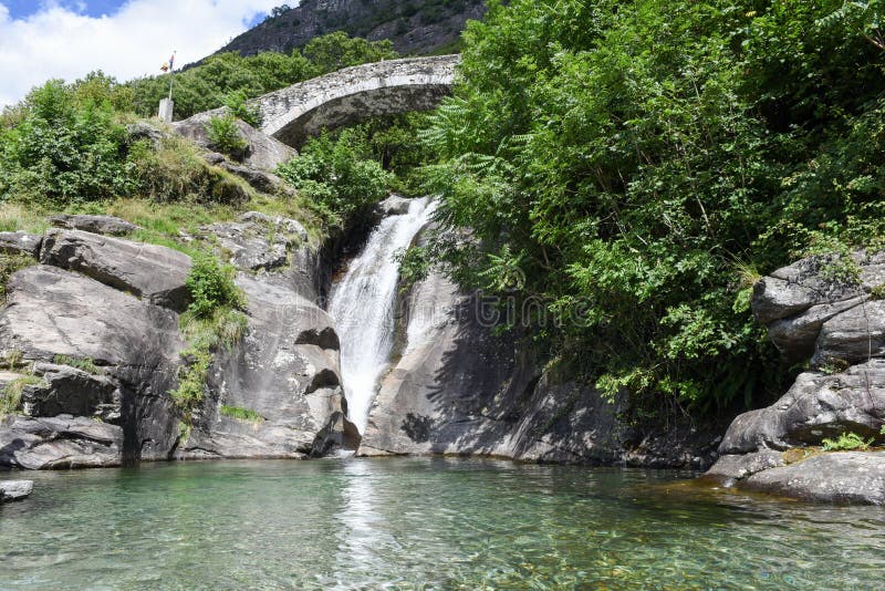 Cascate Di Santa Petronilla Con Il Ponte Romano in Biasca Immagine ...