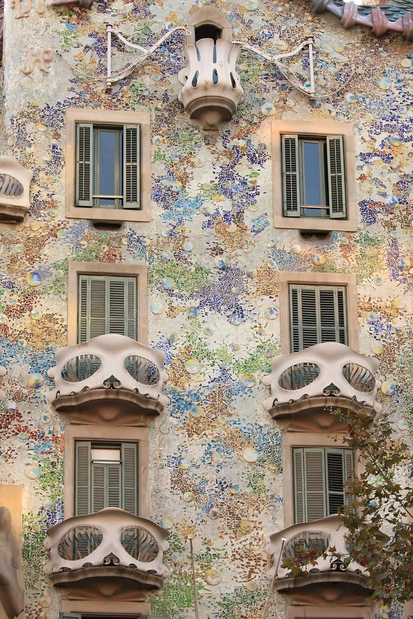 Balcone Delle Case Batllo a Barcellona Immagine Editoriale - Immagine ...