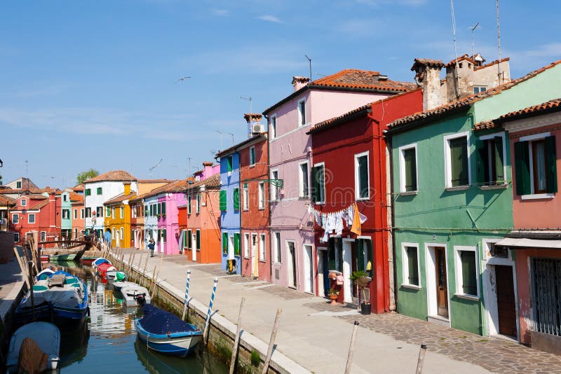 Case Colorate Burano Tradizionali, Venezia Fotografia Editoriale ...