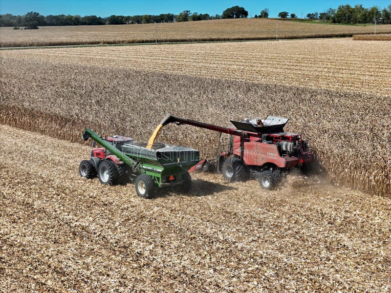 Case 6150 Combine Offloading Corn into a Brent 674 Grain Cart Being ...