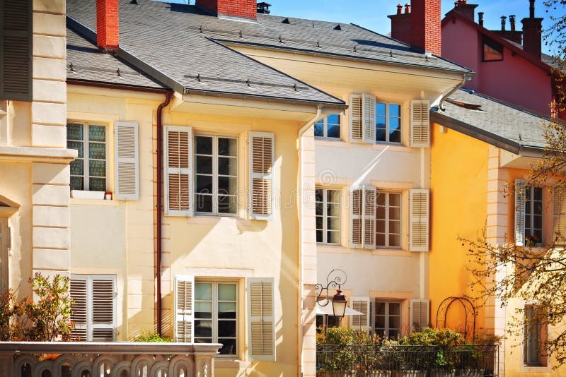 Case francesi tipiche fotografia stock. Immagine di estate - 22204228