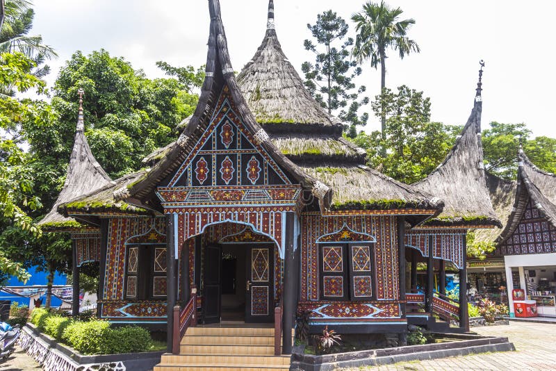Case Tradizionali Indonesiane Nel Parco Taman Mini Fotografia Stock ...