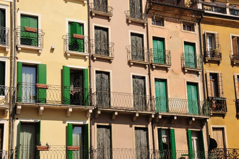 Case italiane immagine stock. Immagine di finestra, fila - 9881157