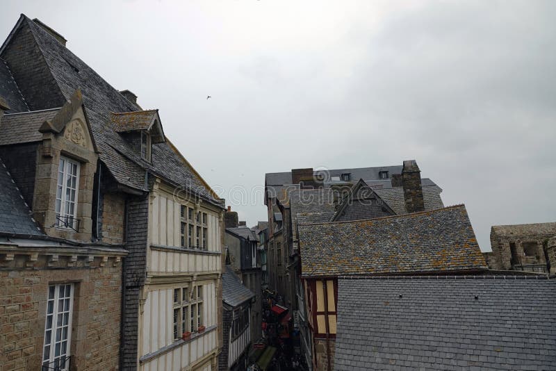 Case Medievali a Mont Saint Michel in Francia Immagine Editoriale ...